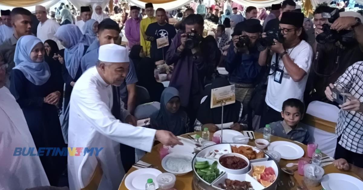 TPM rai pelajar tahfiz dan asnaf di Majlis Santunan Kasih Ramadan ...