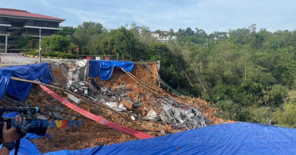 [VIDEO] Pemasangan kanvas di lokasi tanah runtuh di Bukit Tunku akan ...