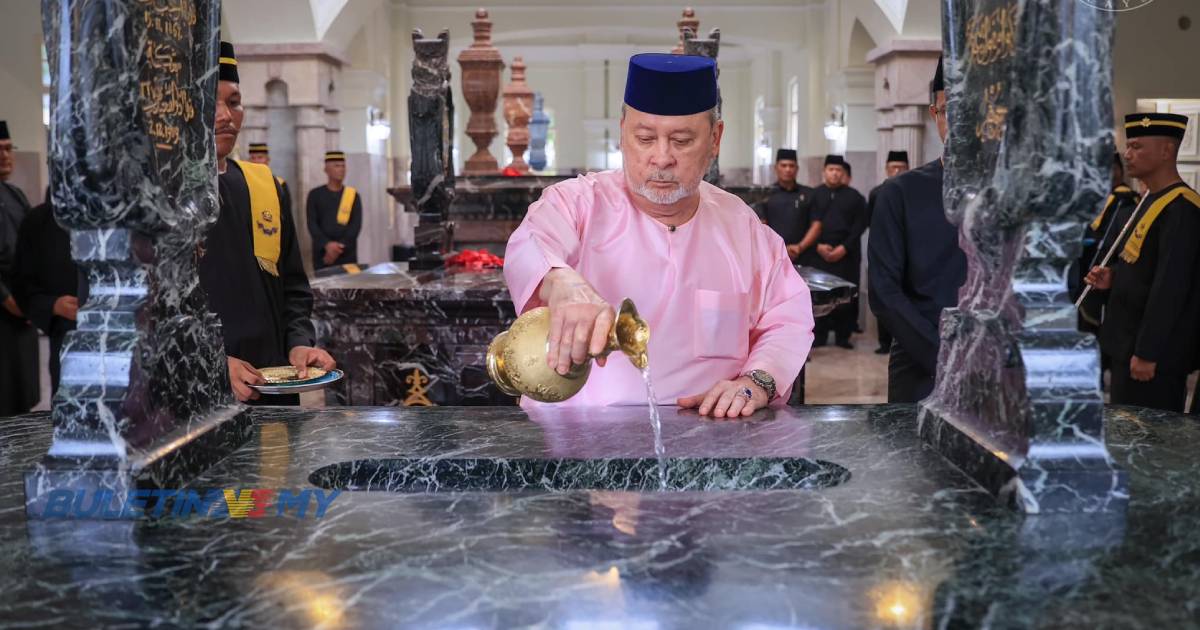 Hari Hol: Yang di-Pertuan Agong berangkat ke Makam Diraja | BULETIN TV3 ...