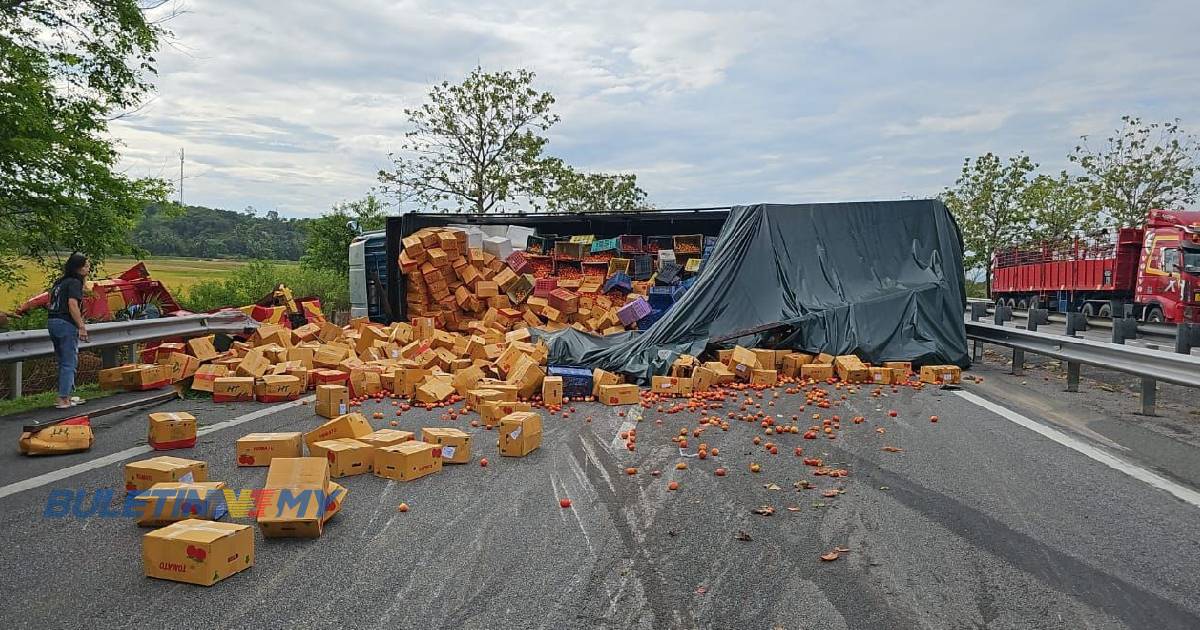 Lori muatan tomato terbalik atas lebuh raya | BULETIN TV3 Malaysia