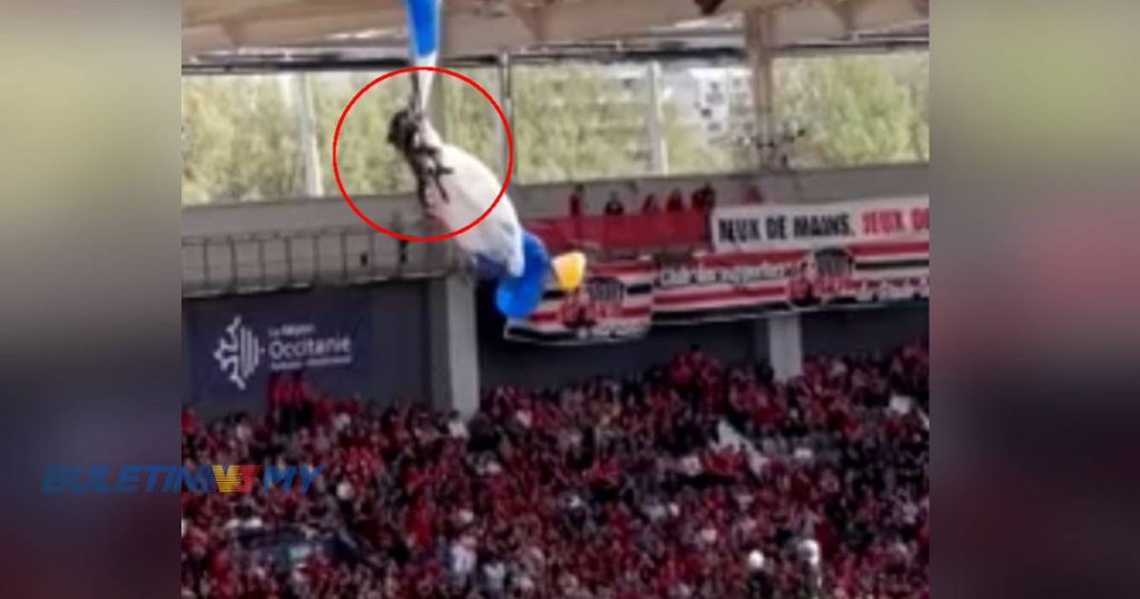 Penerjun udara tergantung di bumbung stadium ragbi | BULETIN TV3 Malaysia