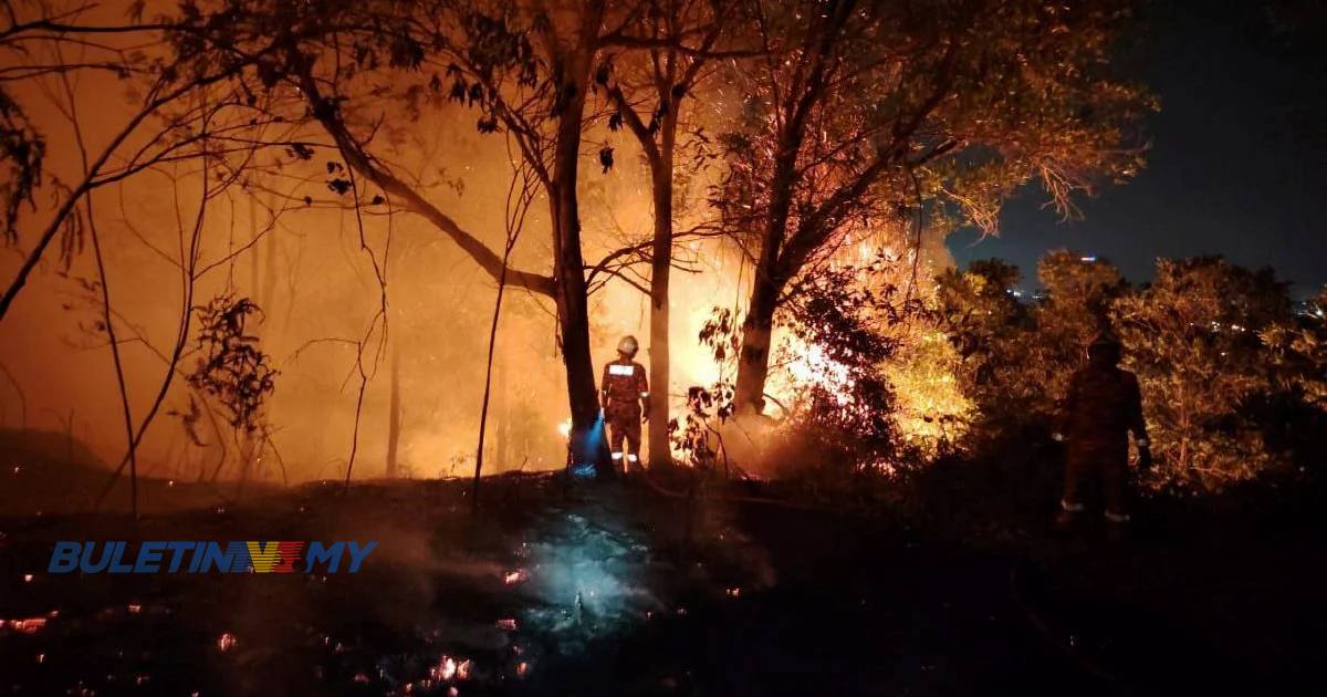 Hutan seluas 1.2 hektar di Kajang Prima terbakar | BULETIN TV3 Malaysia
