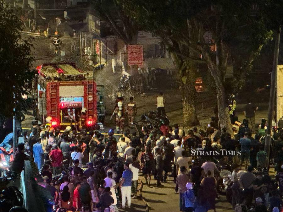 Kebakaran deretan kedai di Pantai Dalam | BULETIN TV3 Malaysia