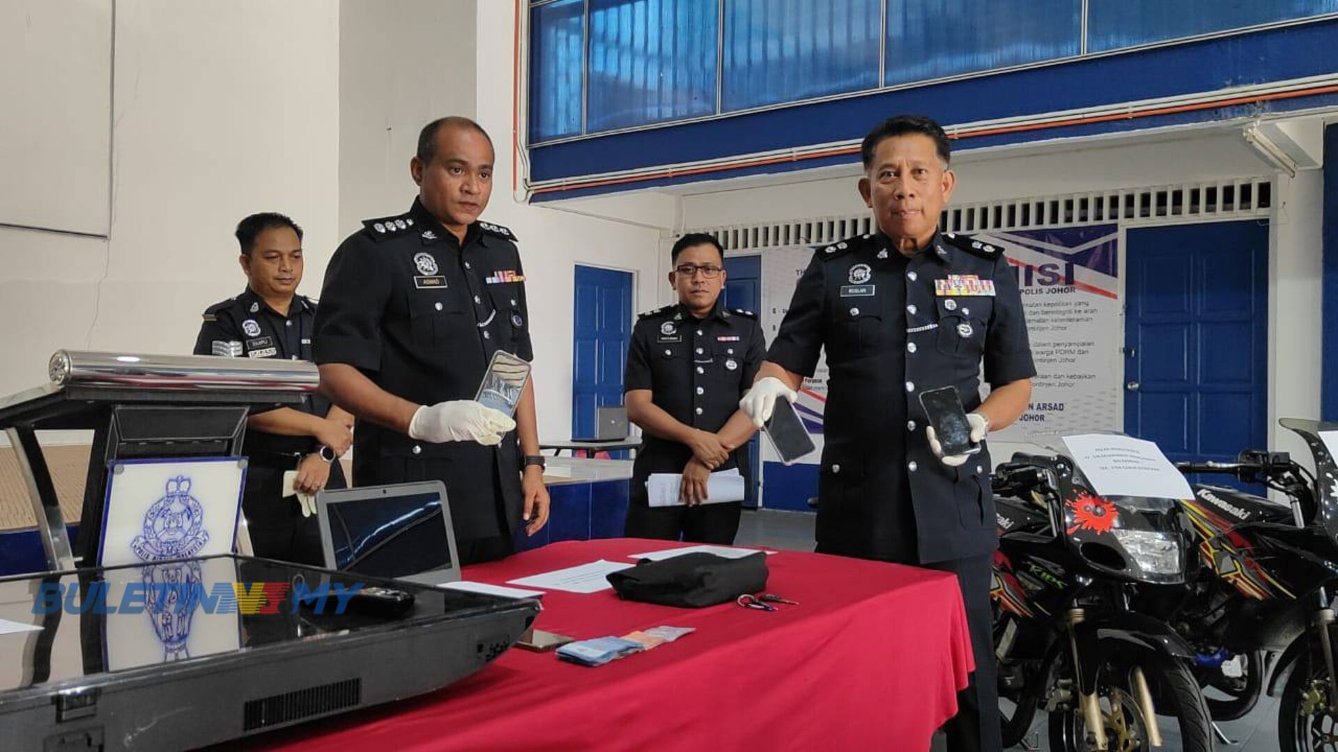 Bawa lori angkut barang dicuri, dua lelaki ditahan polis | BULETIN TV3 ...