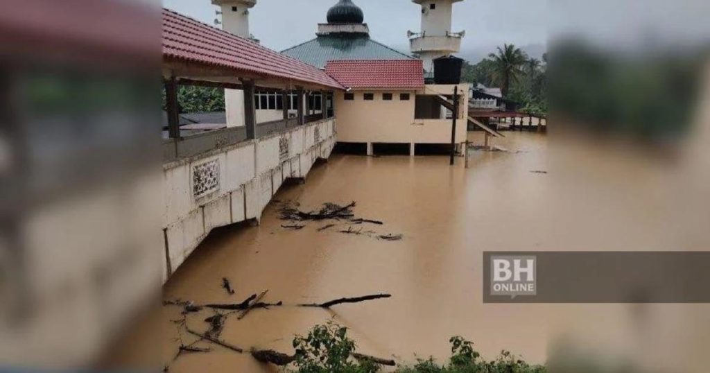 Penduduk 4 kampung terkepung, jambatan, laluan utama ditenggelami ...
